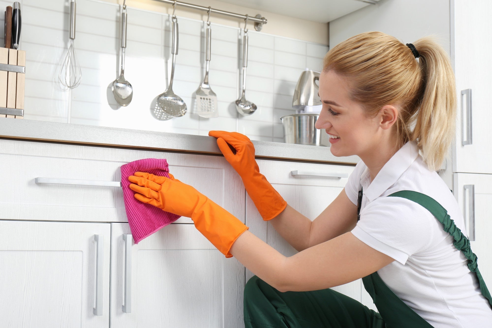 9 Effective Ways to Clean Grease Off Laminate Kitchen Cabinets ...