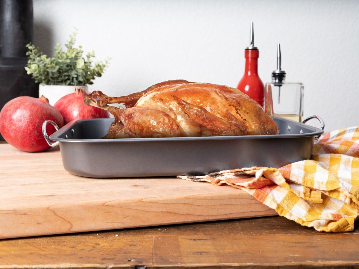 How to Place a Turkey in the Roasting Pan: A Barbecue Enthusiast's Gui ...